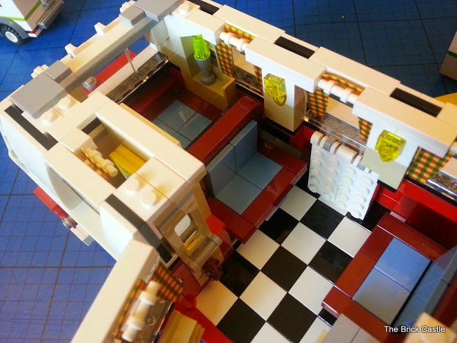 The Brick Castle: LEGO T1 Splitscreen Camper Van set 10220