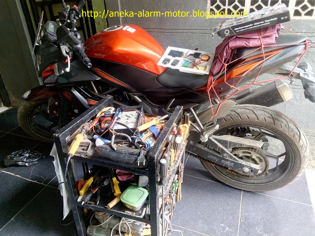 Cara pasang alarm motor remote pada Kawasaki Ninja 250cc RR mono Cara pasang alarm motor remote pada Kawasaki Ninja 250cc RR mono
