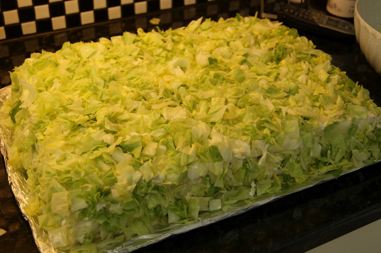 Min ljusa vardag: Recept på smörgåstårta för 25 personer, steg för steg