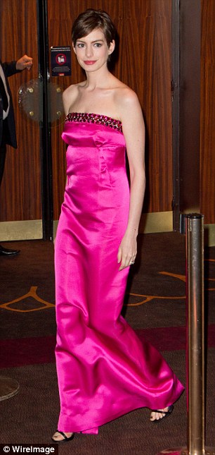 Anne Hathaway – Pretty In Pink At Les Miserables Paris Premiere ...