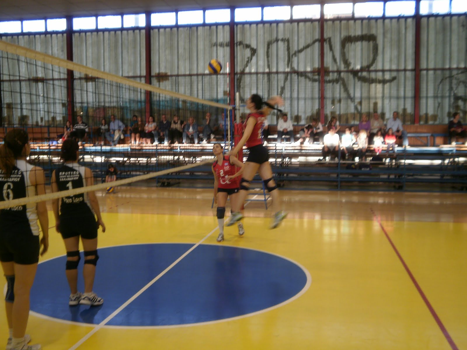 ΝΙΚΗ ΑΜΑΡΟΥΣΙΟΥ VOLLEY : Εικονες απο το 'Σπυρος Λουης'.