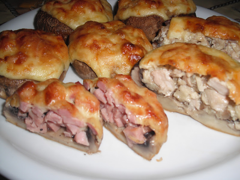 Retete simple,sanatoase si gustoase: Ciuperci umplute cu pui / sunca