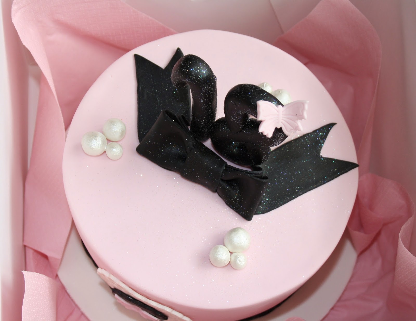 Belen cakes and cookies: Tarta chic para los 18 años de Sara