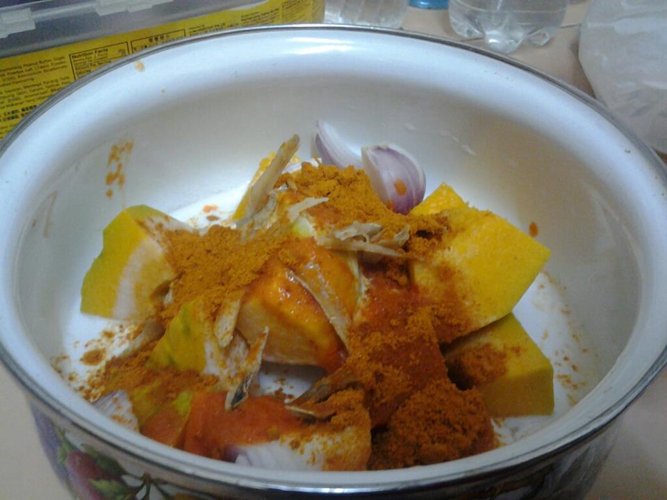 Dapur Chomey Aleen Aireish: GULAI LABU KUNING IKAN BILIS