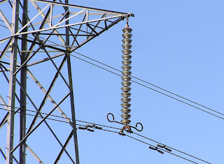 Insulators used in overhead power lines | electricaleasy.com