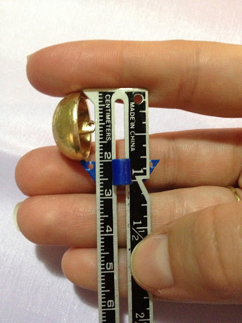 Sewing the 60s: Measuring a button for a buttonhole