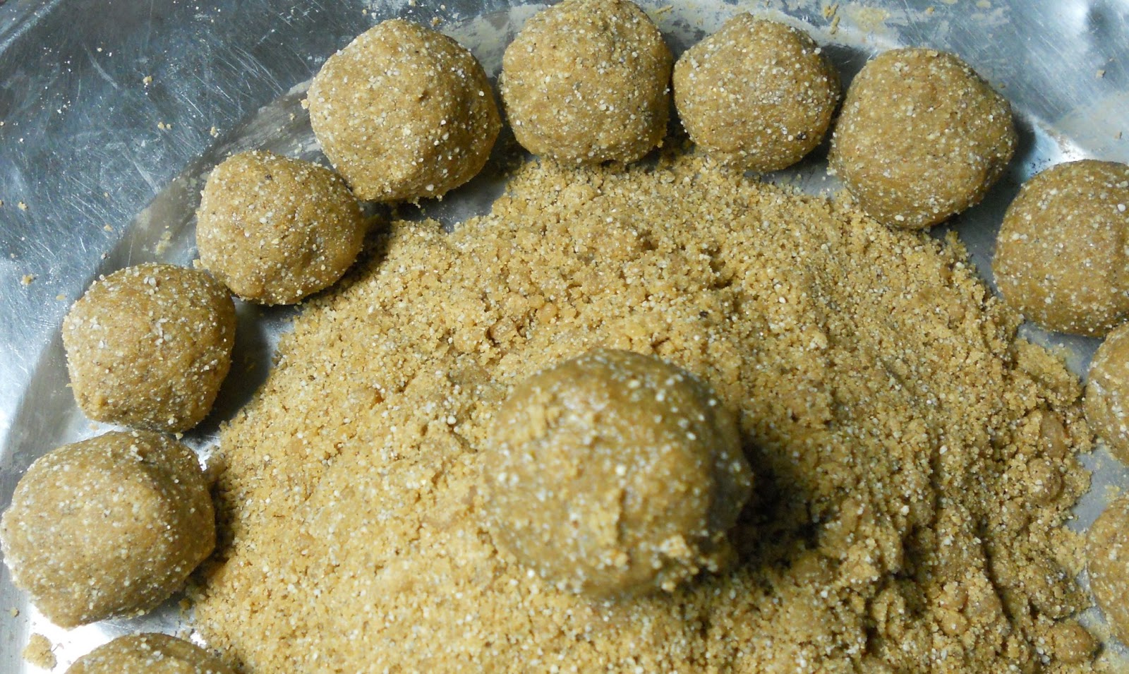 தலைவாழை விருந்து : கம்பு லட்டு அல்லது கம்பு இனிப்பு உருண்டை