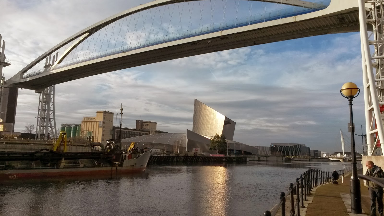NB Triskaideka: Salford Quays lift bridge