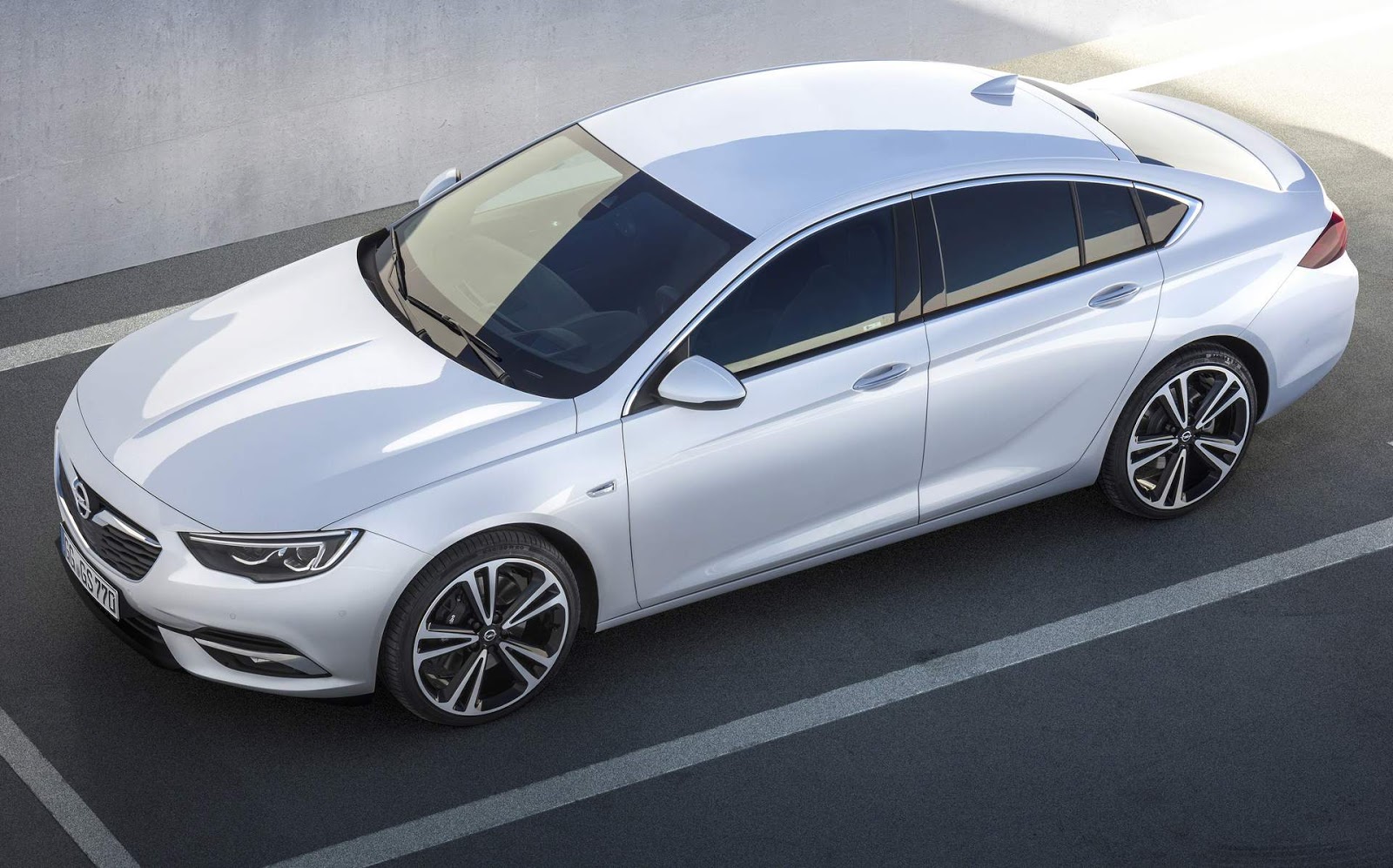 Opel Insígnia, sucessor do Vectra, chega à 2ª geração