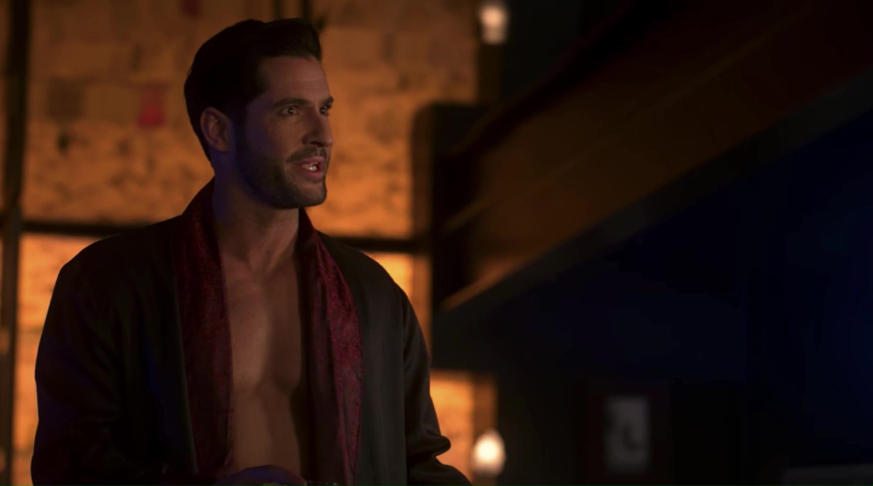 ausCAPS: Tom Ellis shirtless in Lucifer 4-10 "Who's da New King Of Hell?"