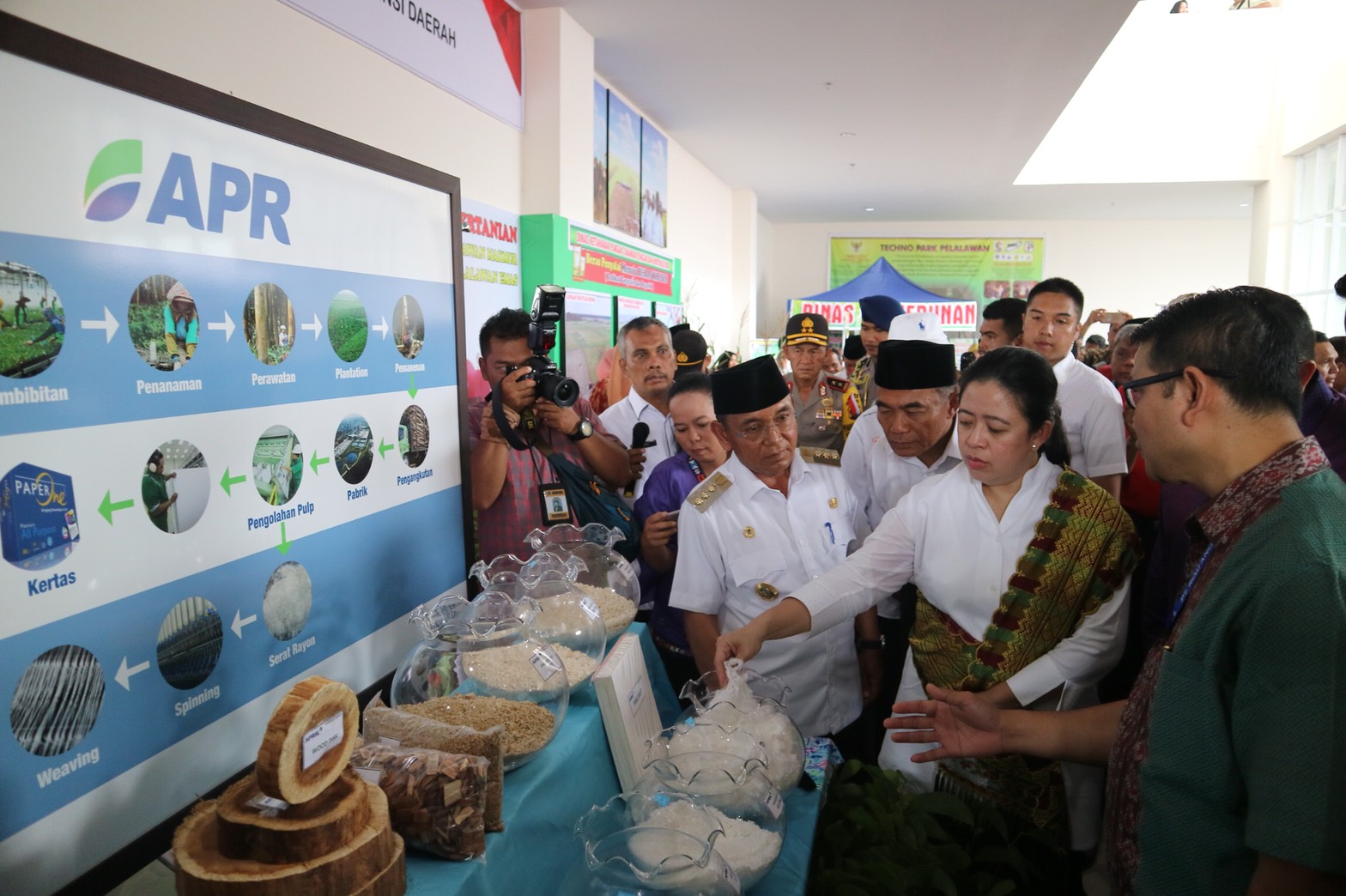 Puan Maharani Ajak Masyarakat Riau Kembangkan Batik Bono