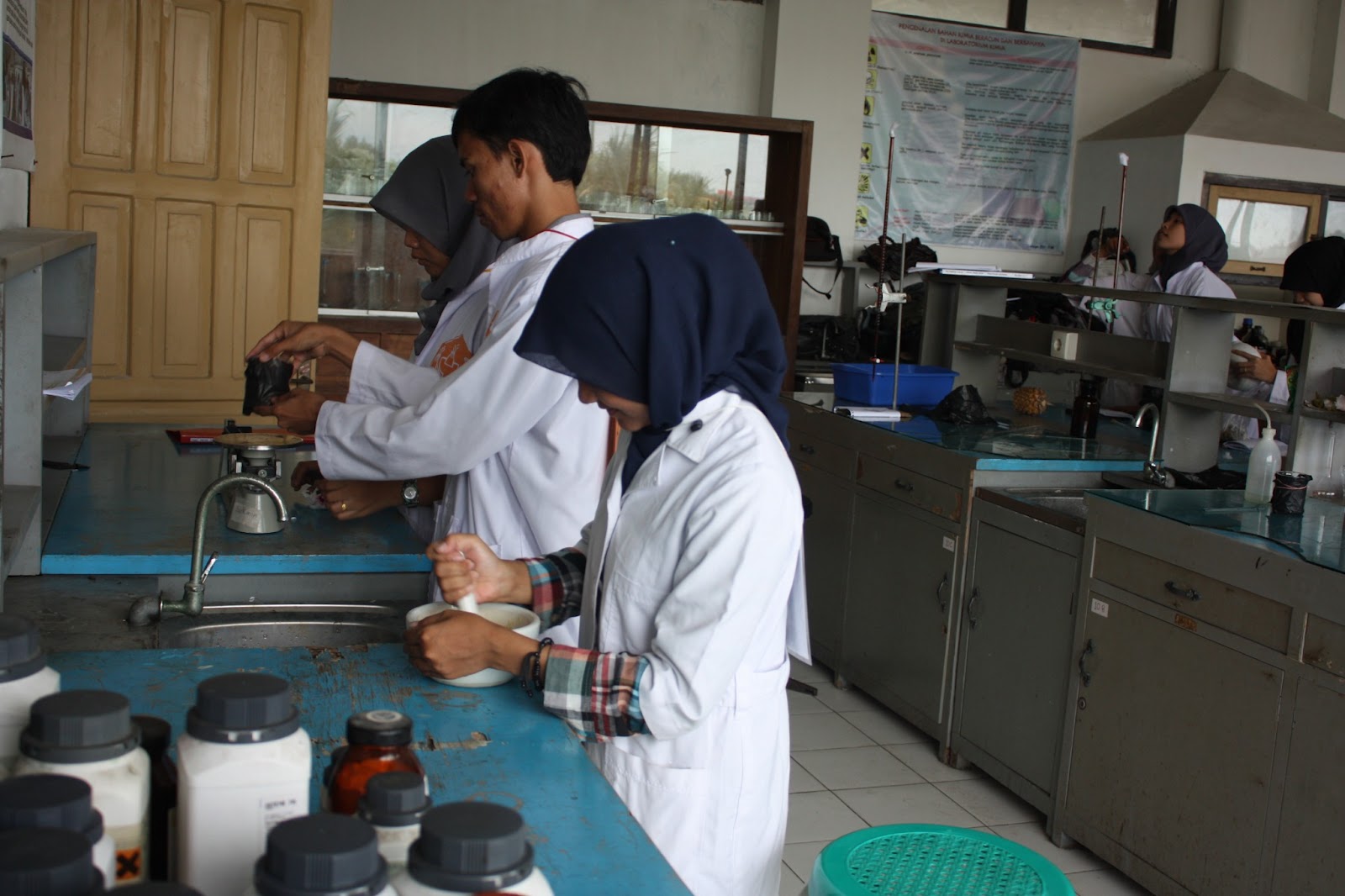 Tumbuhan Obat dan Sains: Kegiatan di Laboratorium Kimia UNP