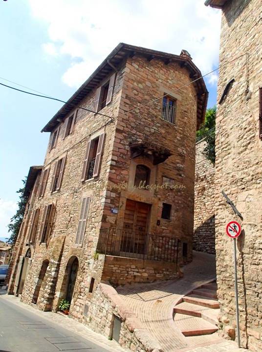 anythinglily: The Lovely Homes Of Assisi