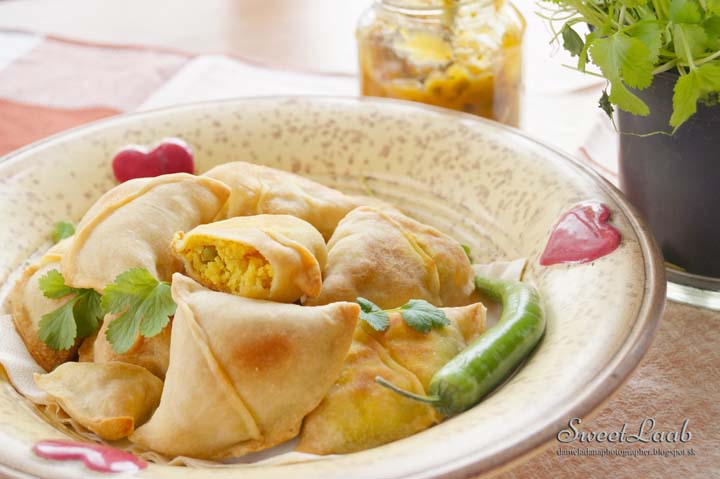 Indian samosa with chutney / Indická samosa s čatní / Samoussa indien ...