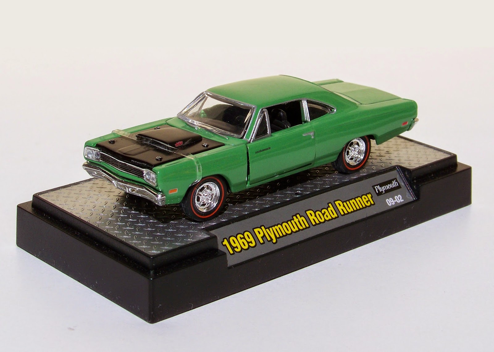 Incredible Mini Garage: Plymouth Road Runner 1969 M2 1/64