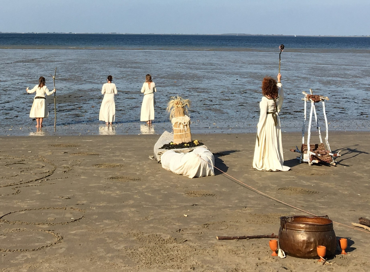 GLADIUS: TEMPLO PAGÃO RESTAURADO FOI USADO NA HOLANDA PARA CELEBRAÇÃO PAGÃ