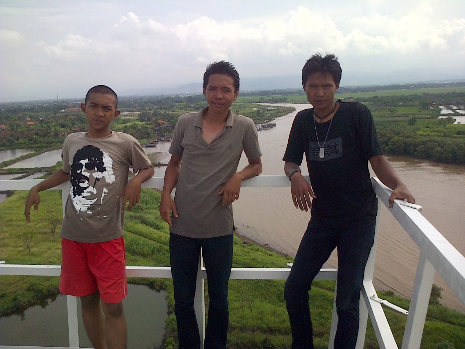 Berlibur dan menikmati pemandangan di pantai Sendang Sekucing, Kec ...