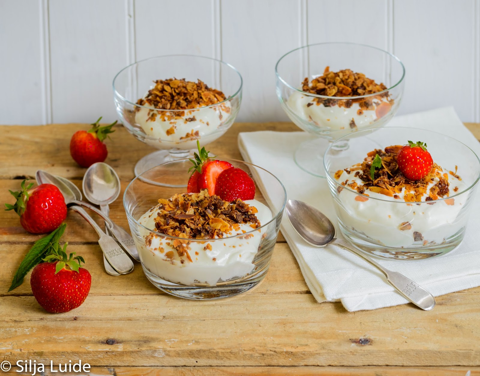 Mõnus maasikamagustoit karamelliste kaerahelvestega - Kodukokad ...