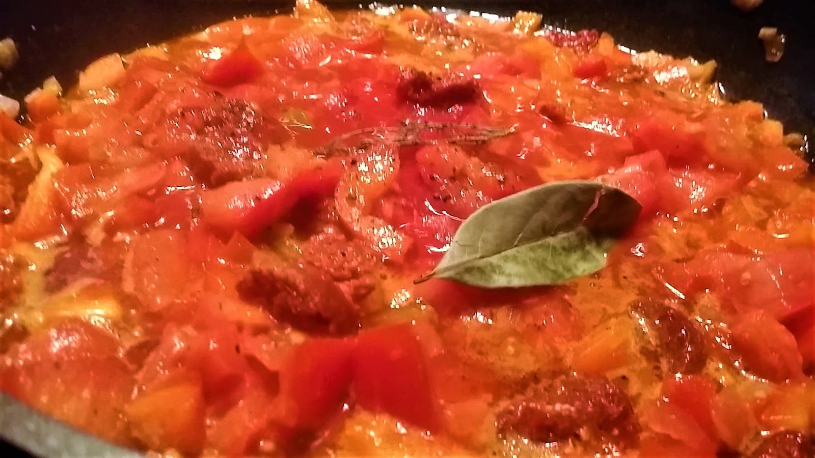 Blogul lui Cătă: Macrou proaspat cu scoici, chorizo si rosii