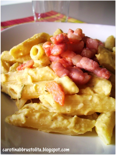 Carotina abbrustolita: Pennette con pesto di ceci e pancetta