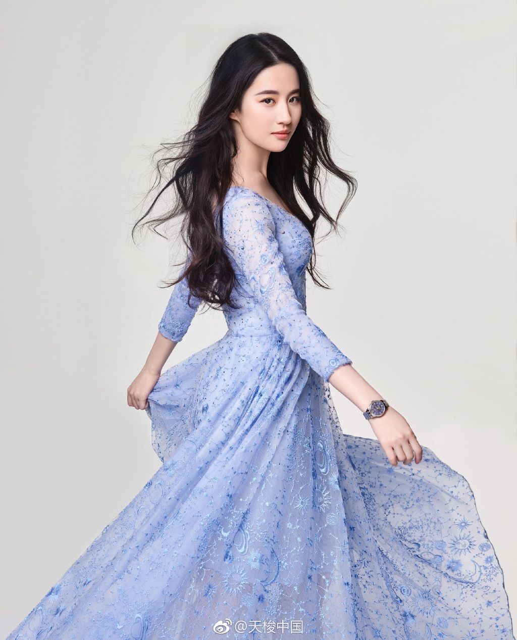 China Entertainment News: Liu Yifei releases new photos