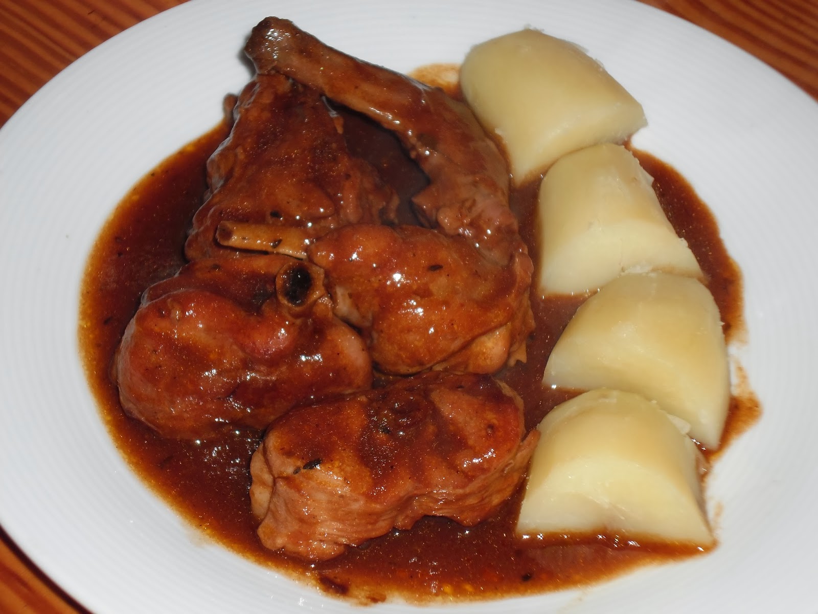 El que come bien vive mejor: CONEJO EN SALSA