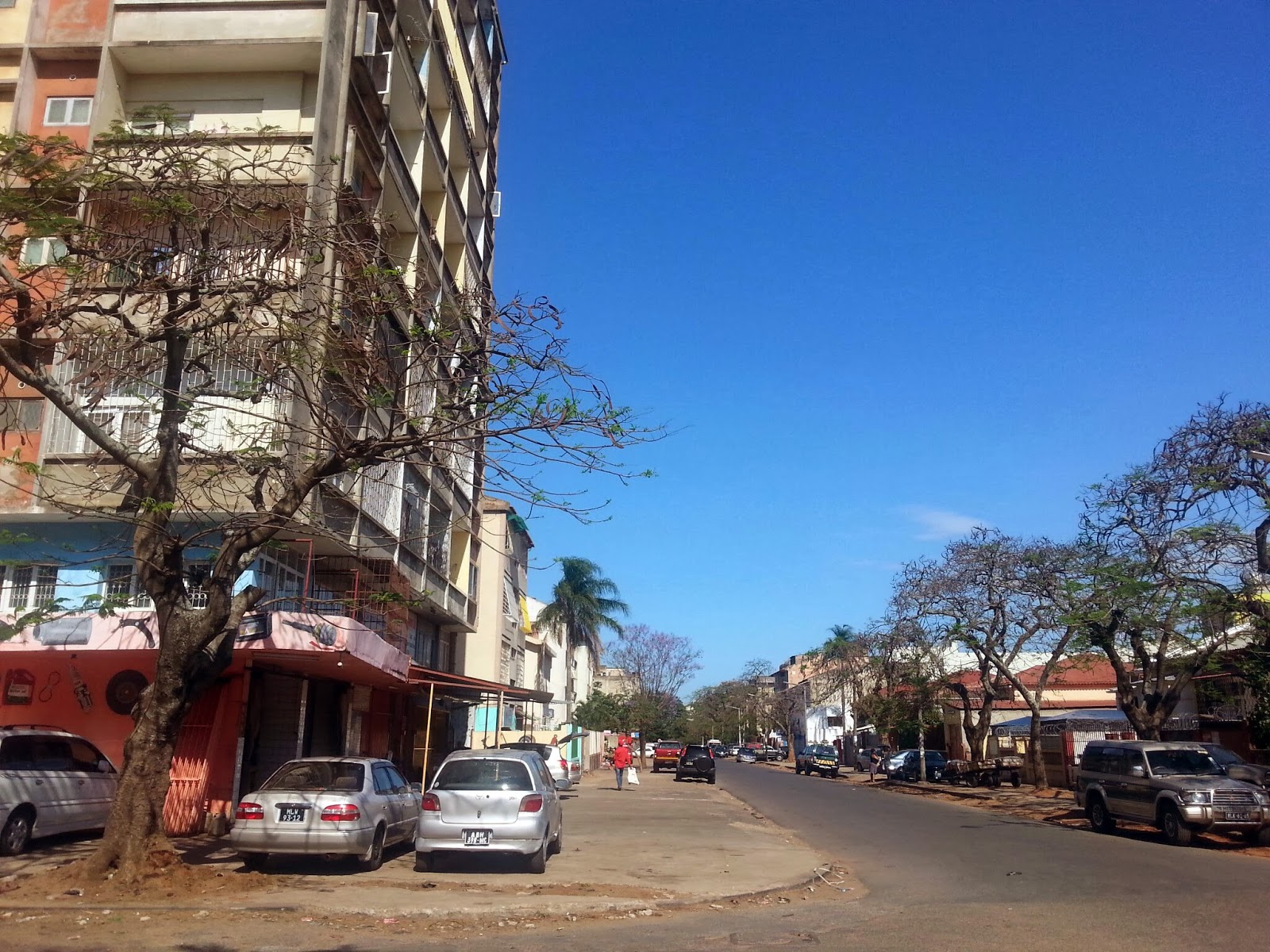 Prédio Louro e seu cruzamento no Alto Maé