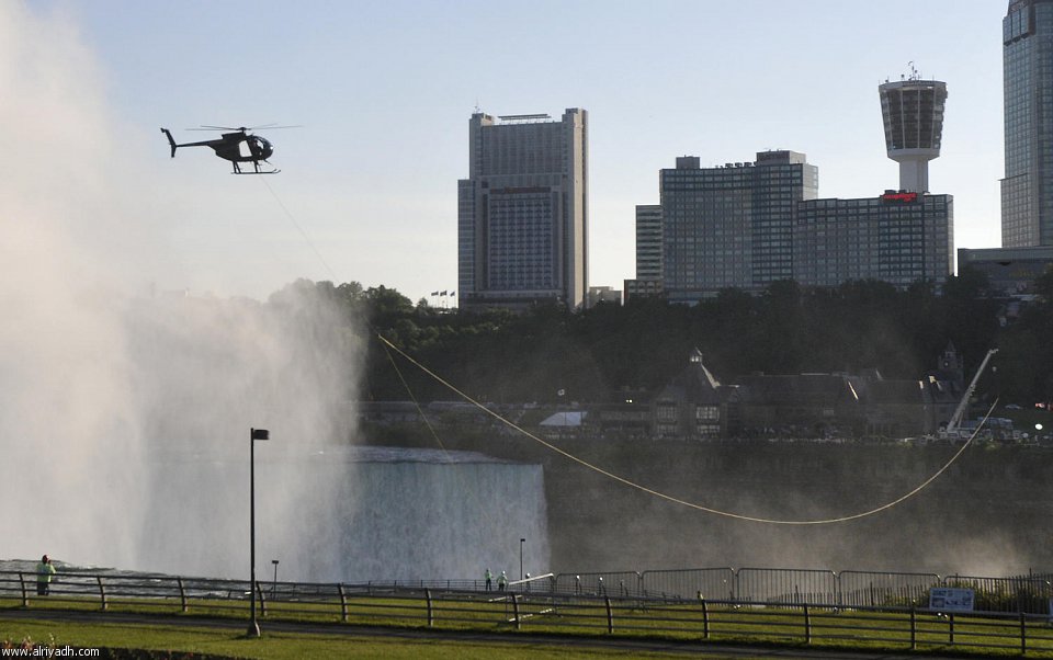 Daredevil stuntman tightrope walks into history: Nik Wallenda becomes ...