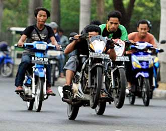 DUNIA REMAJA: KENAKALAN PARA GENG MOTOR
