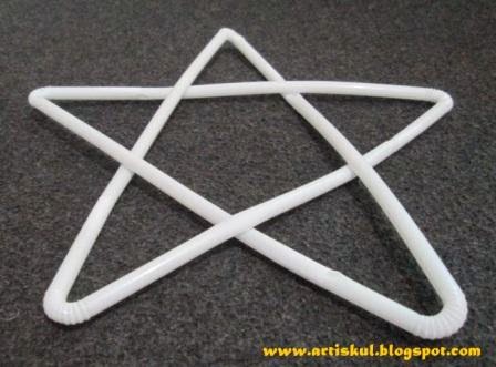 Art School: How To Make a Christmas Lantern from Drinking Straws