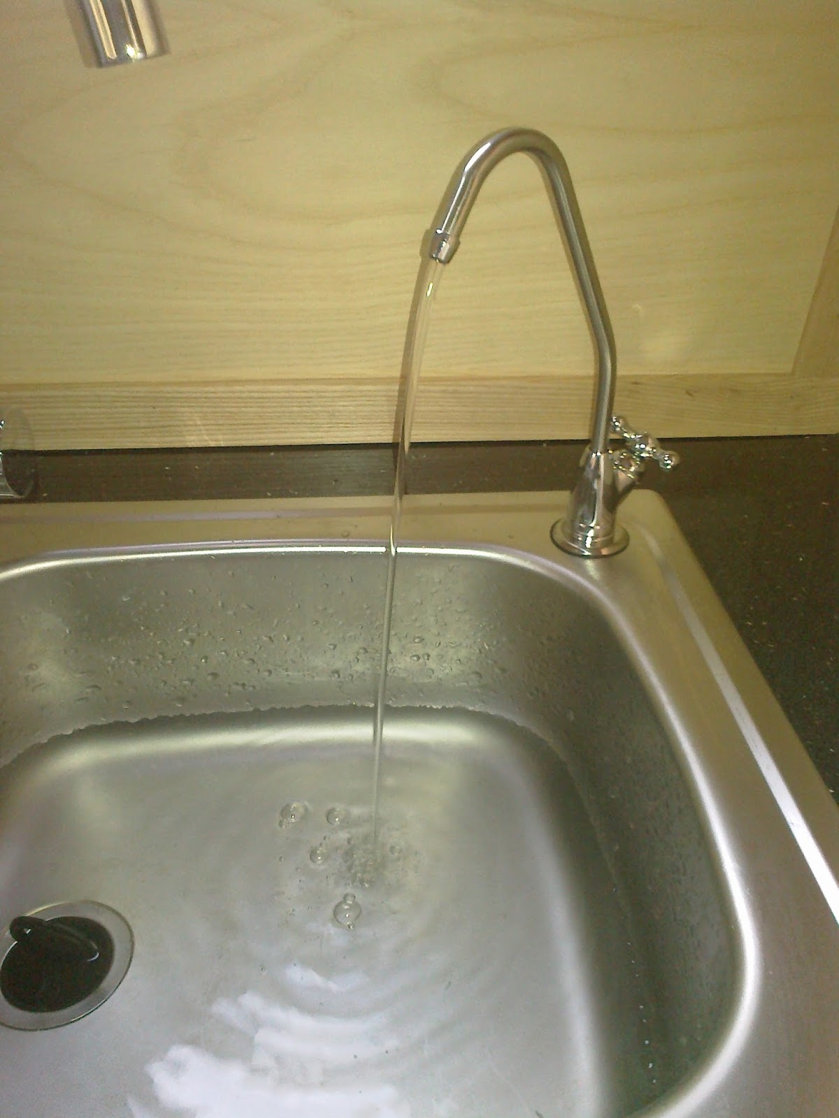 Narrowboat Ellis: Water filter fitted.