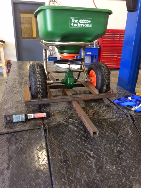 Bobs Shop: Fertilizer Spreader rack for hitch