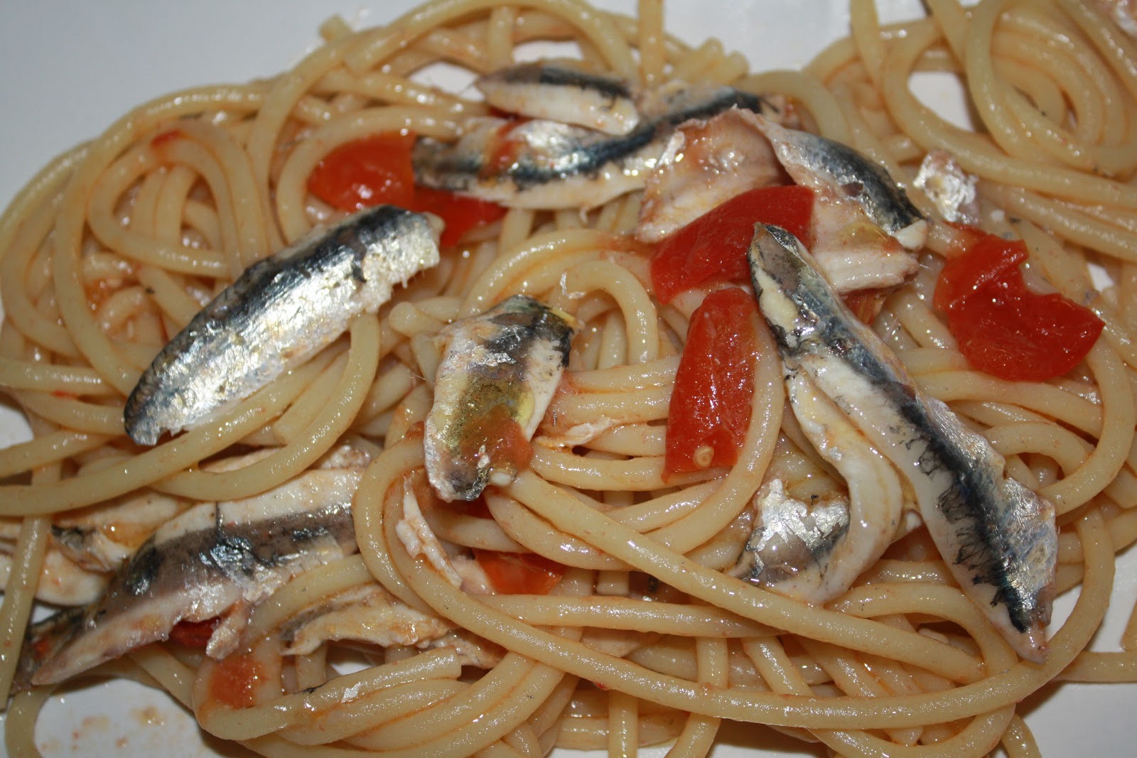 La Cuciniera Moderna: Spaghetti e acciughe, ovvere gli spaghetti all ...