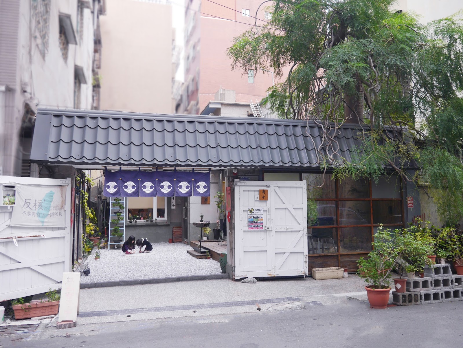 hsiu 創意手工繡花鞋: 【hsiu x 裸體主義】