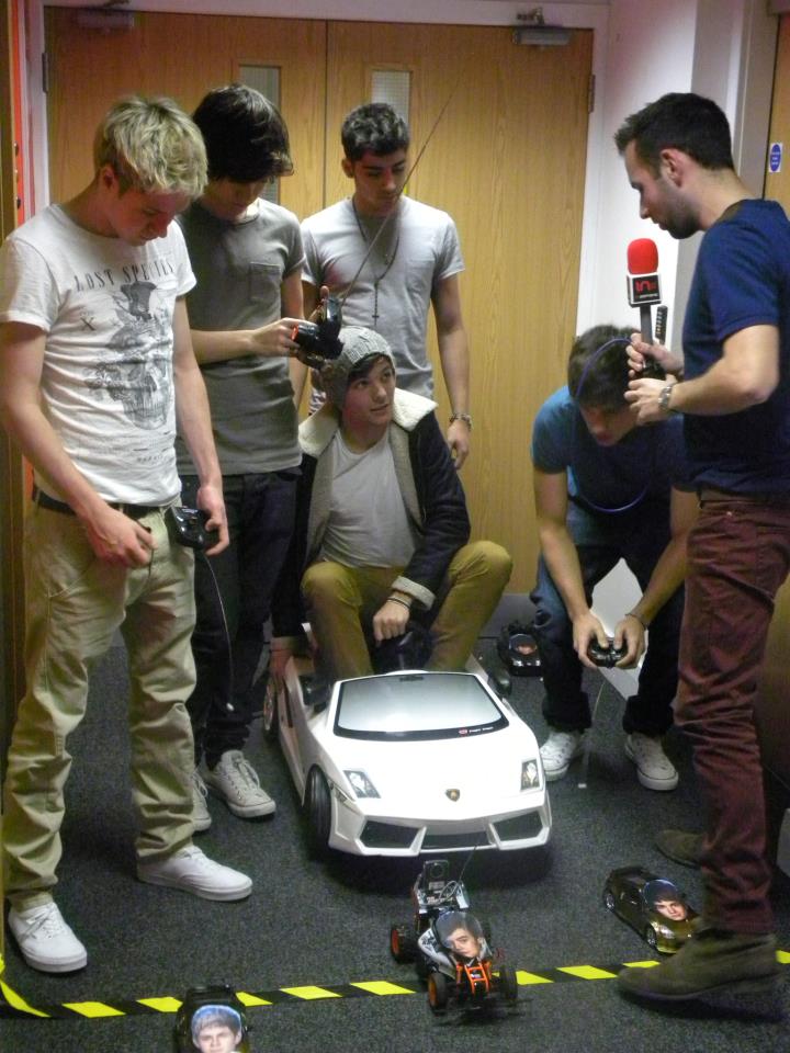 Jonas| Direction| News: One Direction carreras de autos en el estudio ...