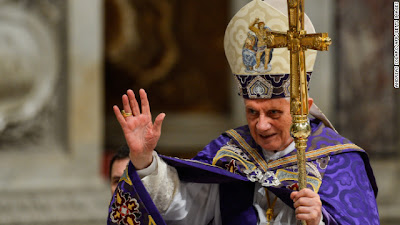 O Estranho Curioso: Sai Ratzinger para dar lugar a Petrus Romanus?