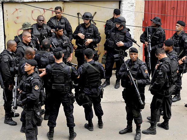 Policiais do Batalhão de Operações Especiais (Bope) realizam operação ...