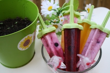 25 Popsicle Recipes // Cool off with a frozen treat! - The Cottage Market