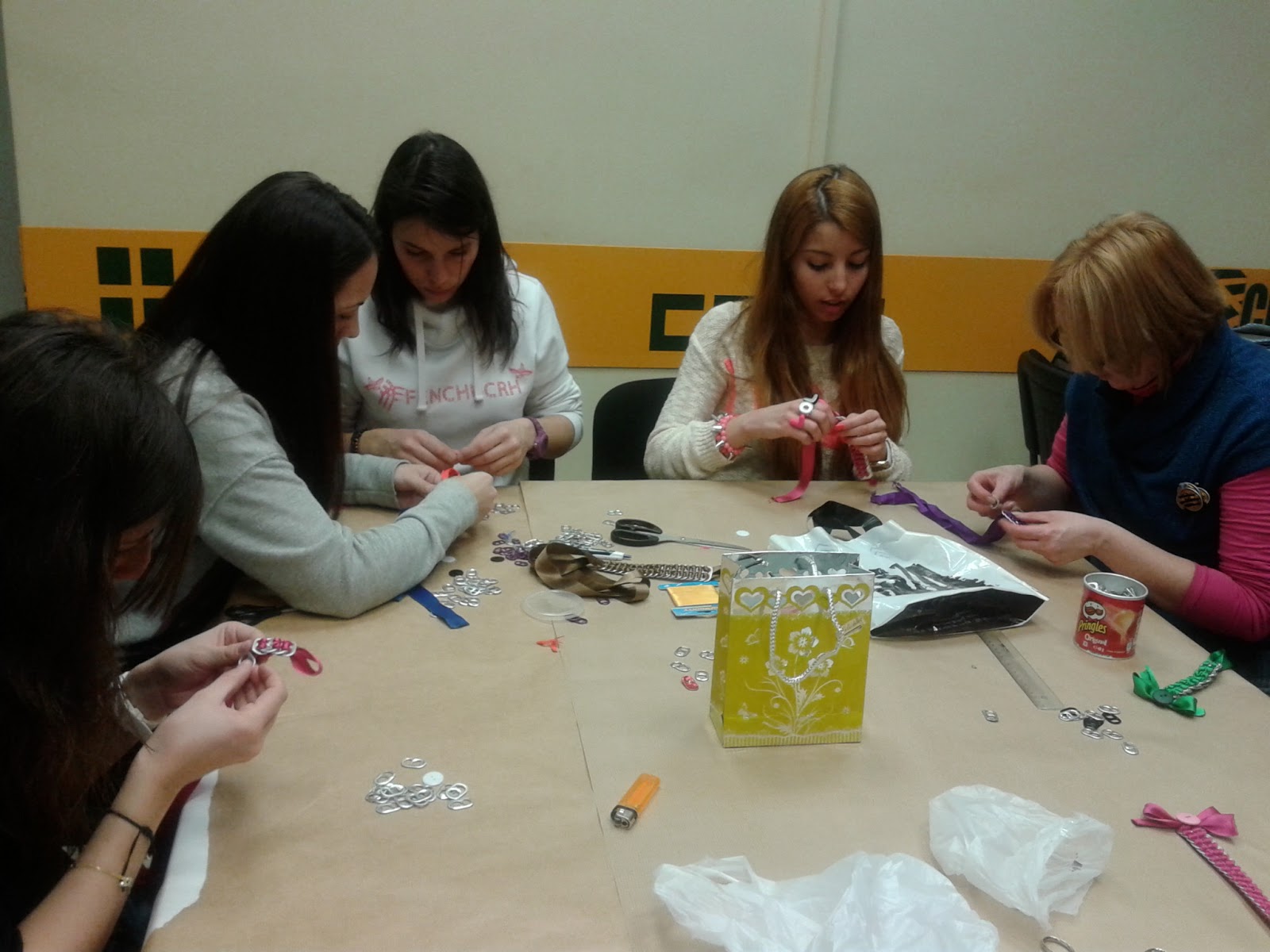 Dinamización de actividades: Taller Pulseras con chapas