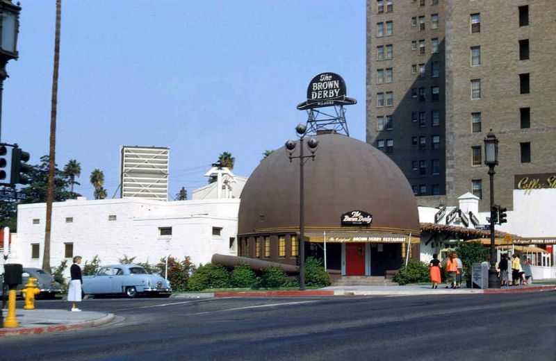 46 Fascinating Color Photos That Capture Street Scenes of Los Angeles ...