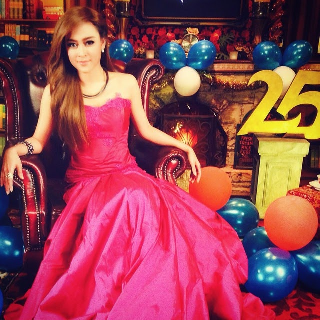 ZURAYDA ZEDA SALIM FOTO CANTIK MENAWAN PRESENTER IDOLA - ZONA ARTIS LAGI