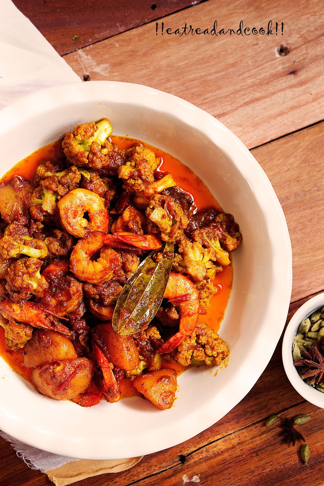 Fulkopi Chingrir Kalia / Spicy Bengali Curry with Cauliflower and Prawns