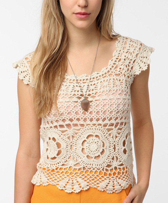 Tina's handicraft : sleeveless crochet shirt with flowers motifs