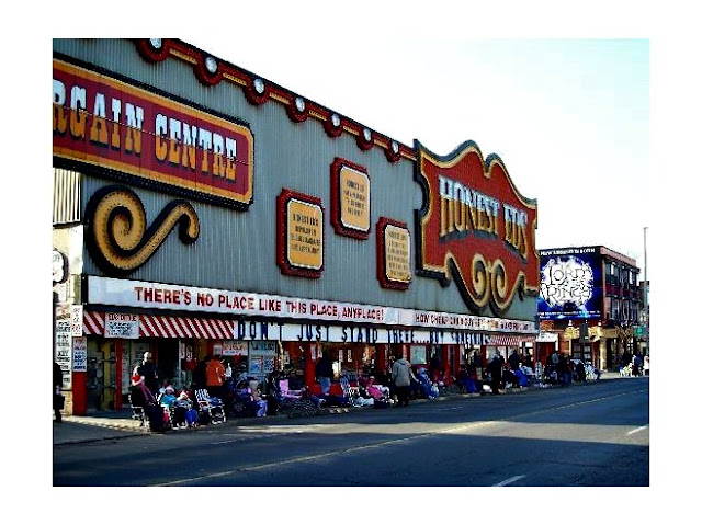 www.fromatravellersdesk.com: HONEST ED's ~ A Toronto Landmark No More!