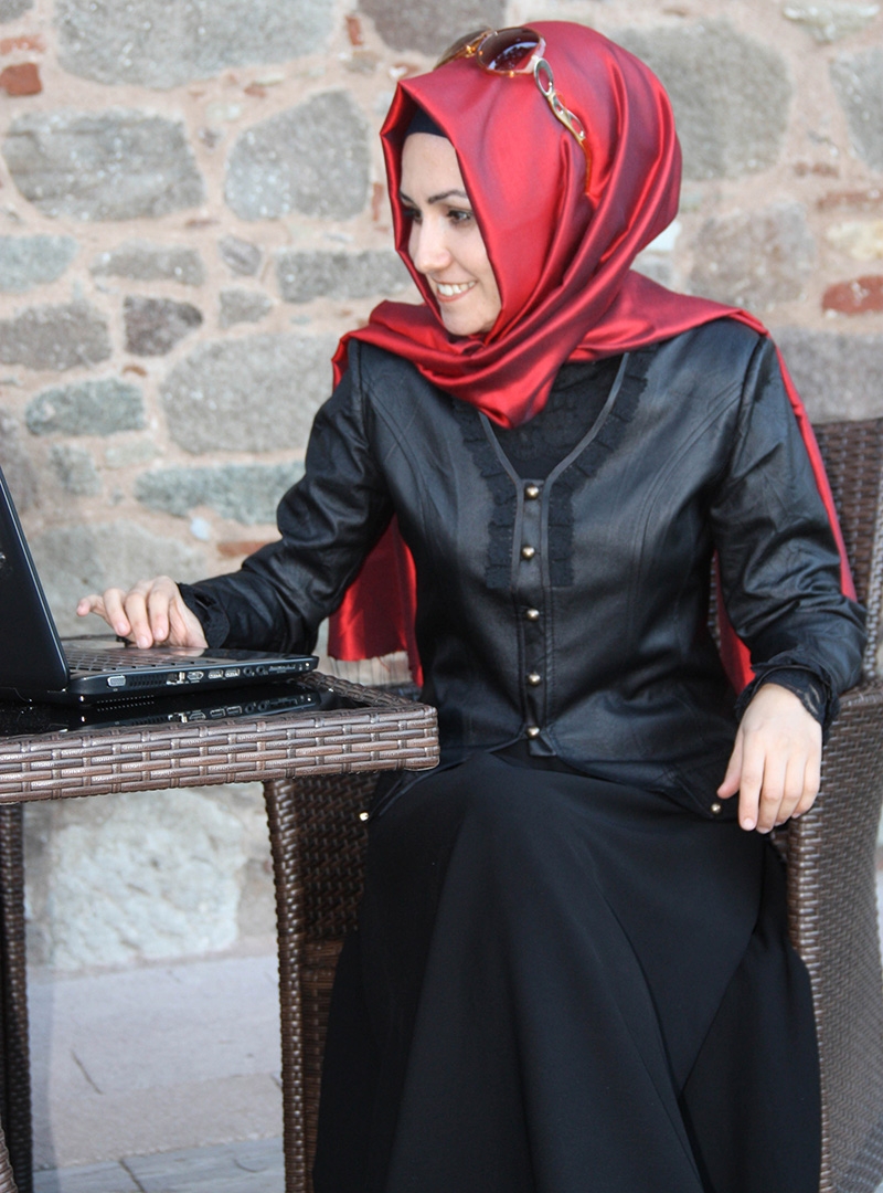 Trendy Hijab Fashion: Lacy Leather Jacket Models