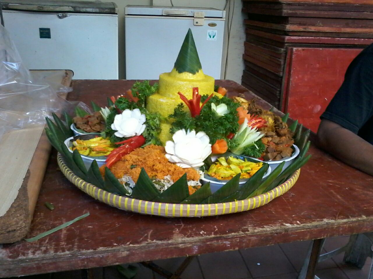 Pesan Nasi Tumpeng 0811-8888-516: Tempat jual nasi tumpeng Komplit