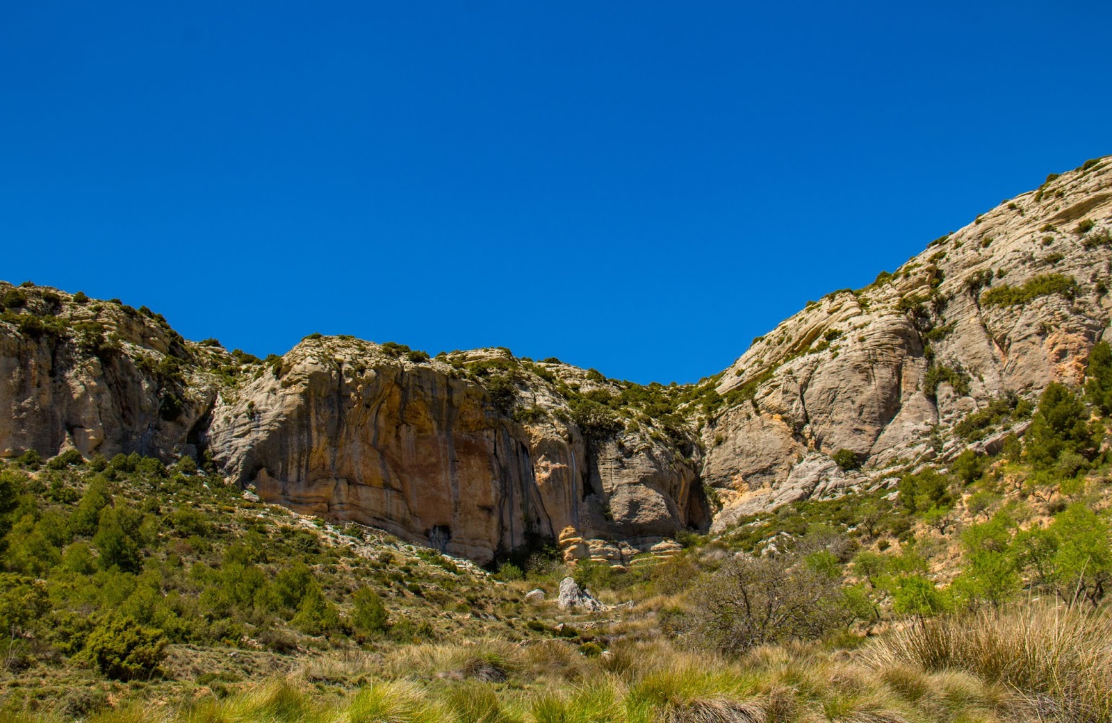 LA MOLATA DE CHARÁN Y LA CASCADA DE HONDARES DESDE LAS CASICAS DEL PORTAL.