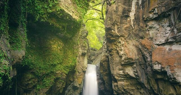 TEMBOK BARAK WATERFALL | Pesona Liburan