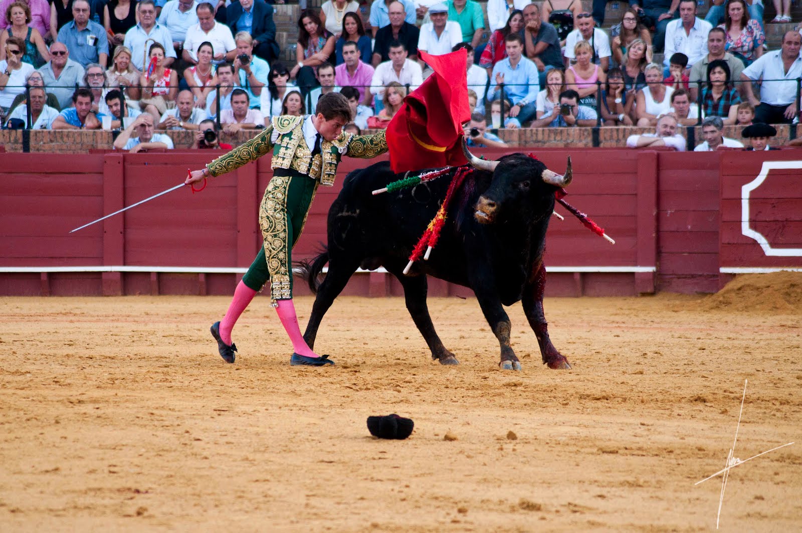 TOROS EN SEVILLA: CABALLERO APUESTA Y GANA EN LA 1ª DE SAN MIGUEL.