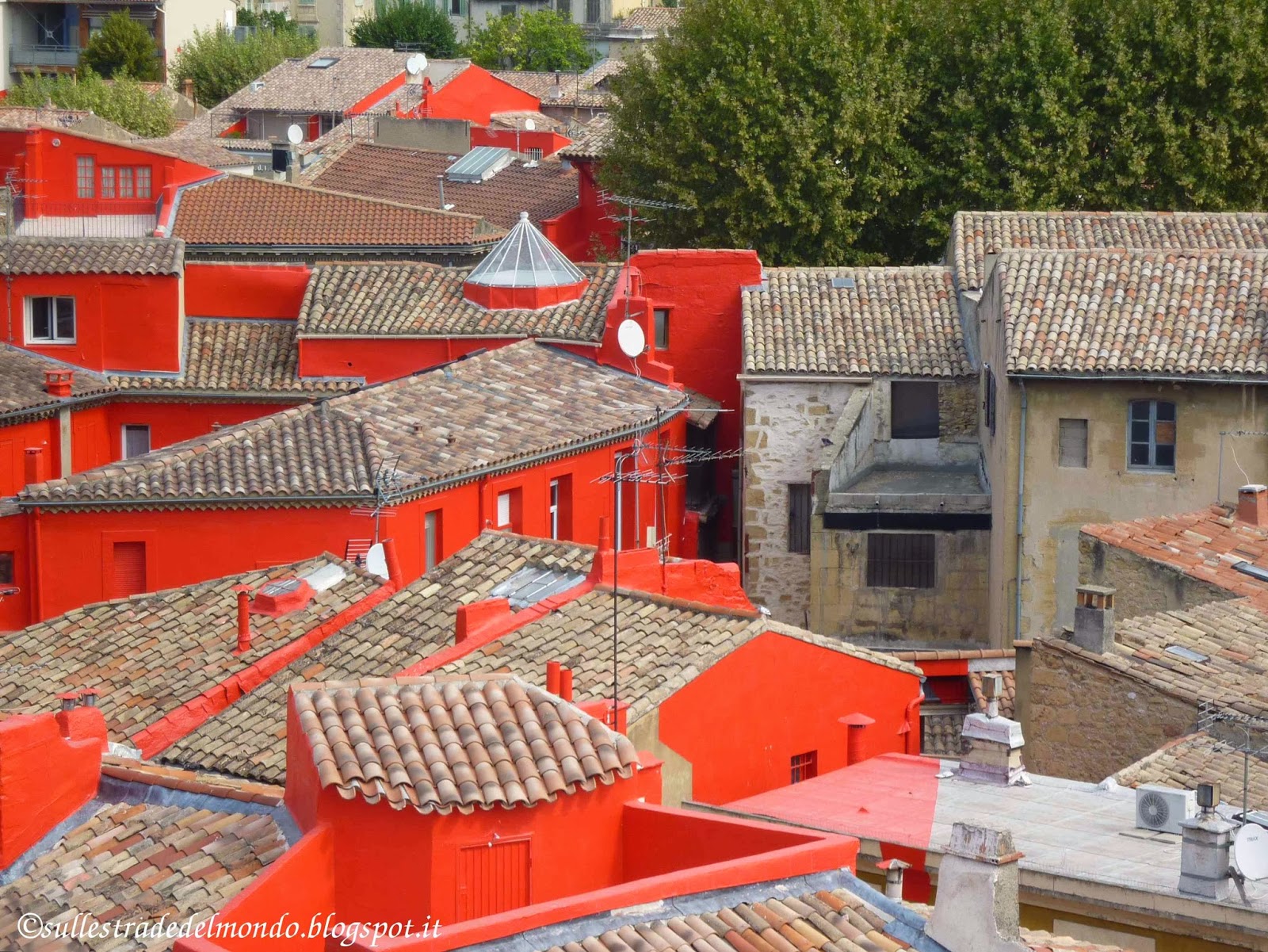 Un tocco di rosso per le case di Salon-de-Provence - Sulle Strade del Mondo